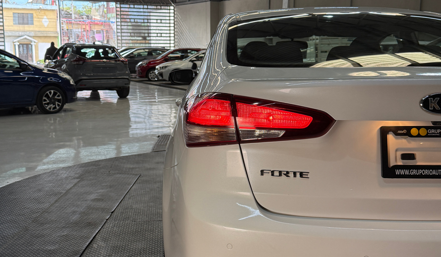 Autos Kia Forte 2.0 EX AUTO Sedan 2018 usados | KAVAK México