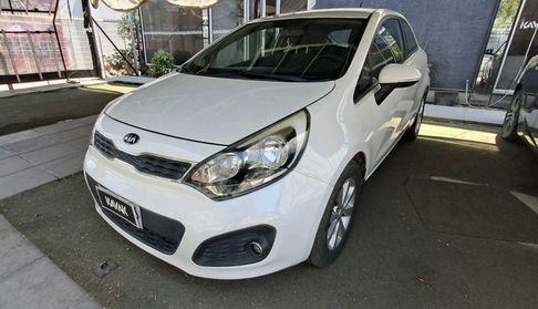 Autos Kia Rio 3 1.4 EX 3HB Hatchback 2015 usados | KAVAK Chile