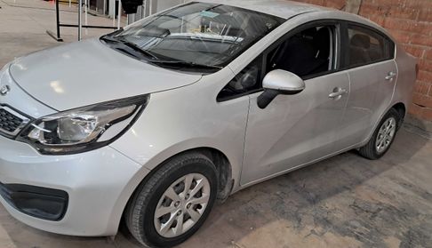 Autos Kia Rio 4 1.4 EX AC AB Sedan 2014 usados | KAVAK Chile