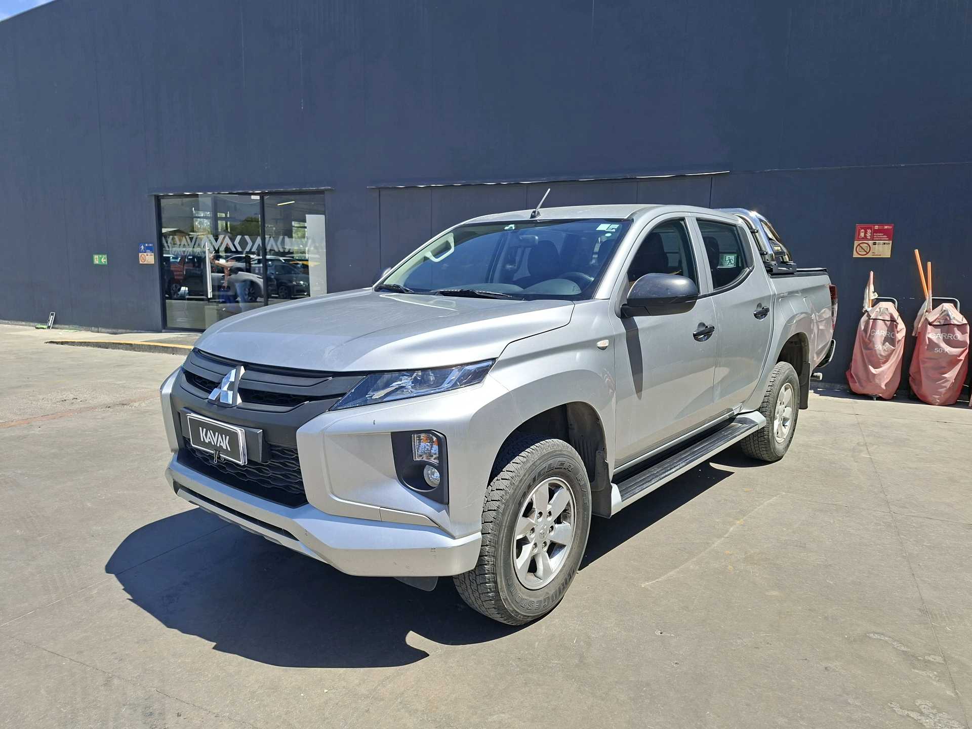 Autos Mitsubishi L200 2.4 TD WORK XR Pickup 2024 usados | KAVAK Chile