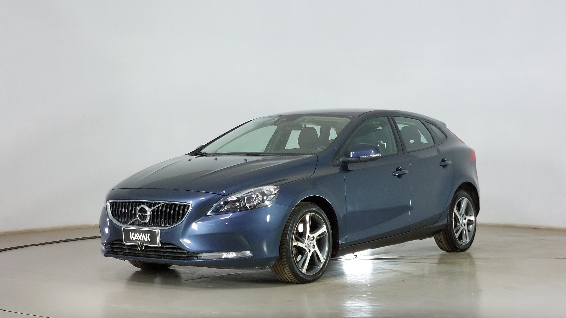 Autos Volvo V40 2.0 D2 COMFORT MT Hatchback 2018 usados | KAVAK Chile