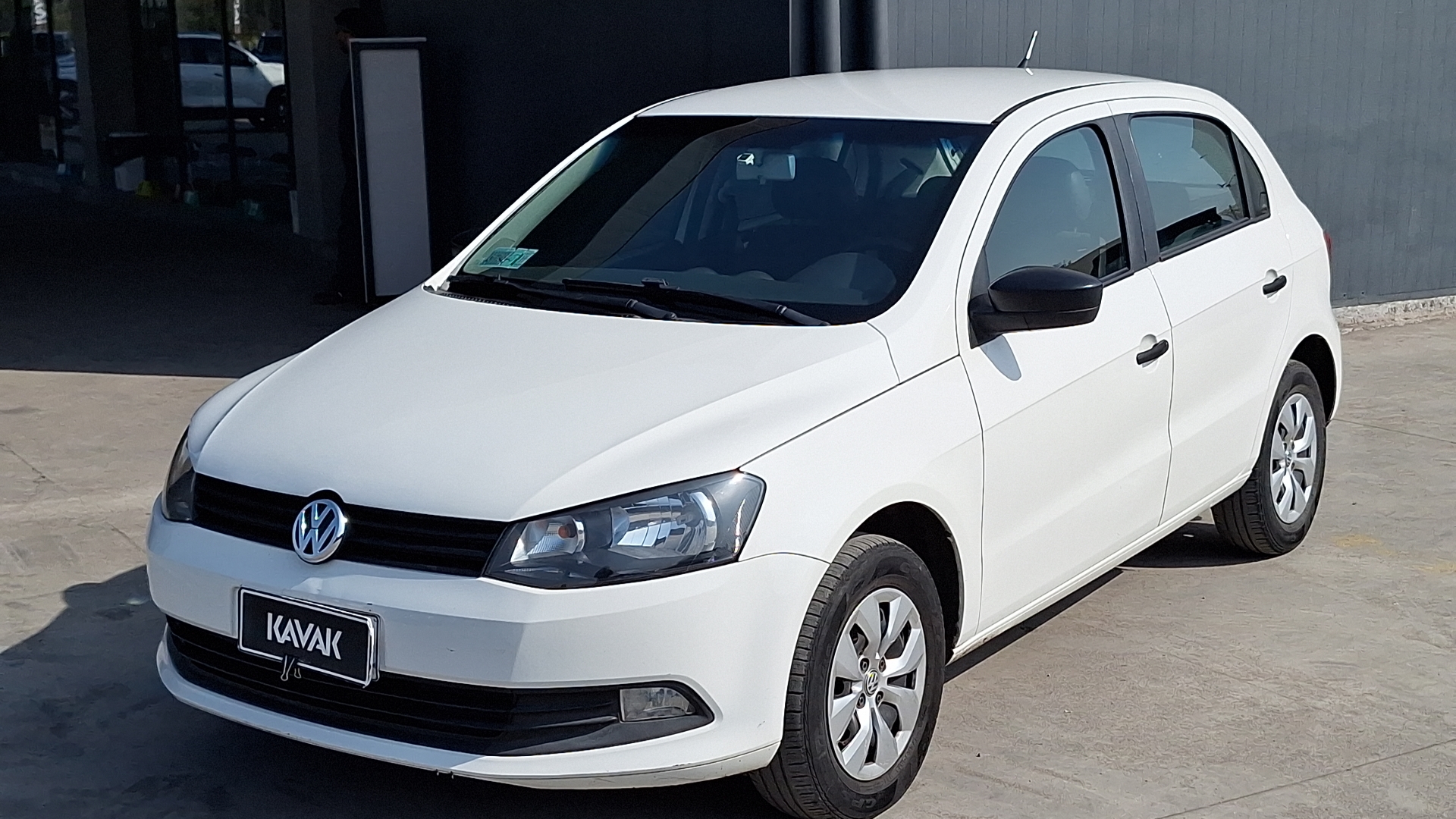 Autos Volkswagen Gol 1.6 POWER AC Hatchback 2017 usados | KAVAK Chile